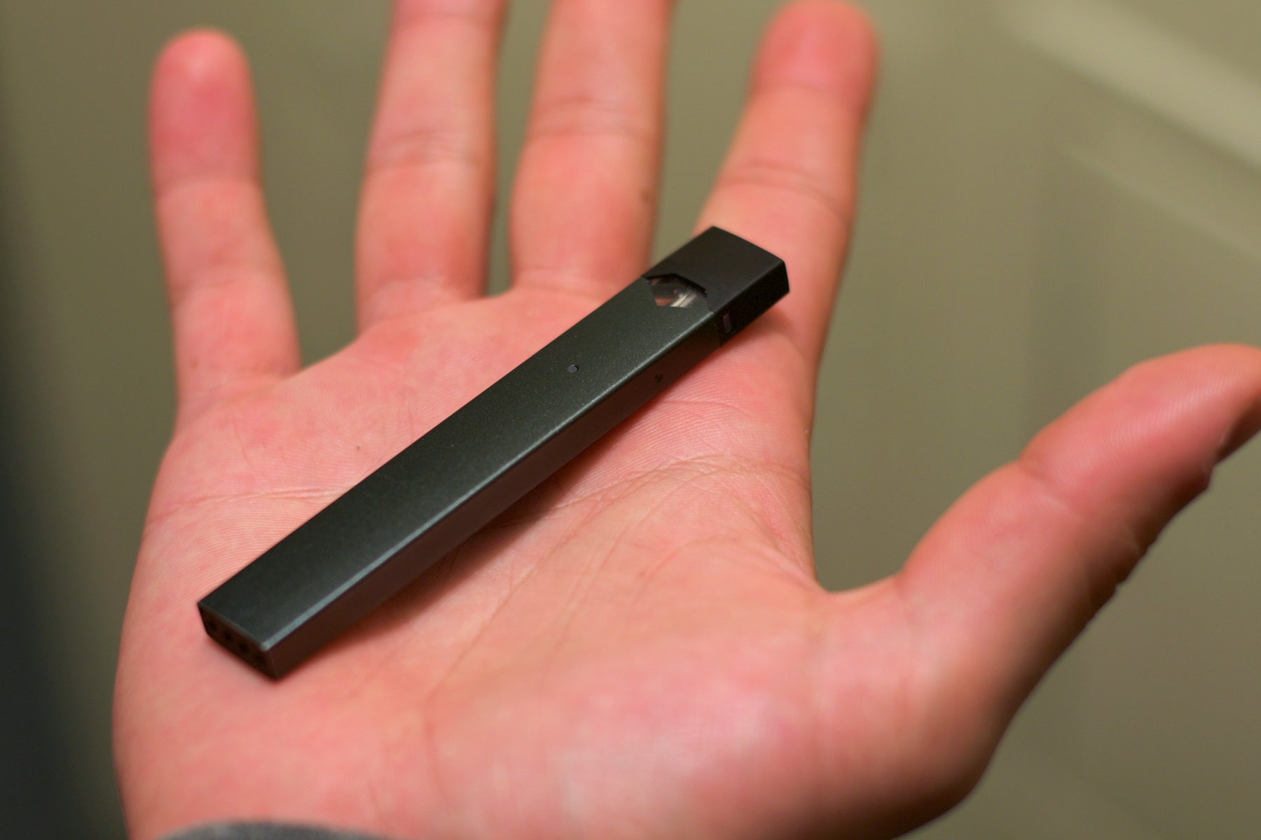 Kids sneak smoking substitute Juul into school, researchers find Kids sneak smoking substitute Juul into school, researchers find